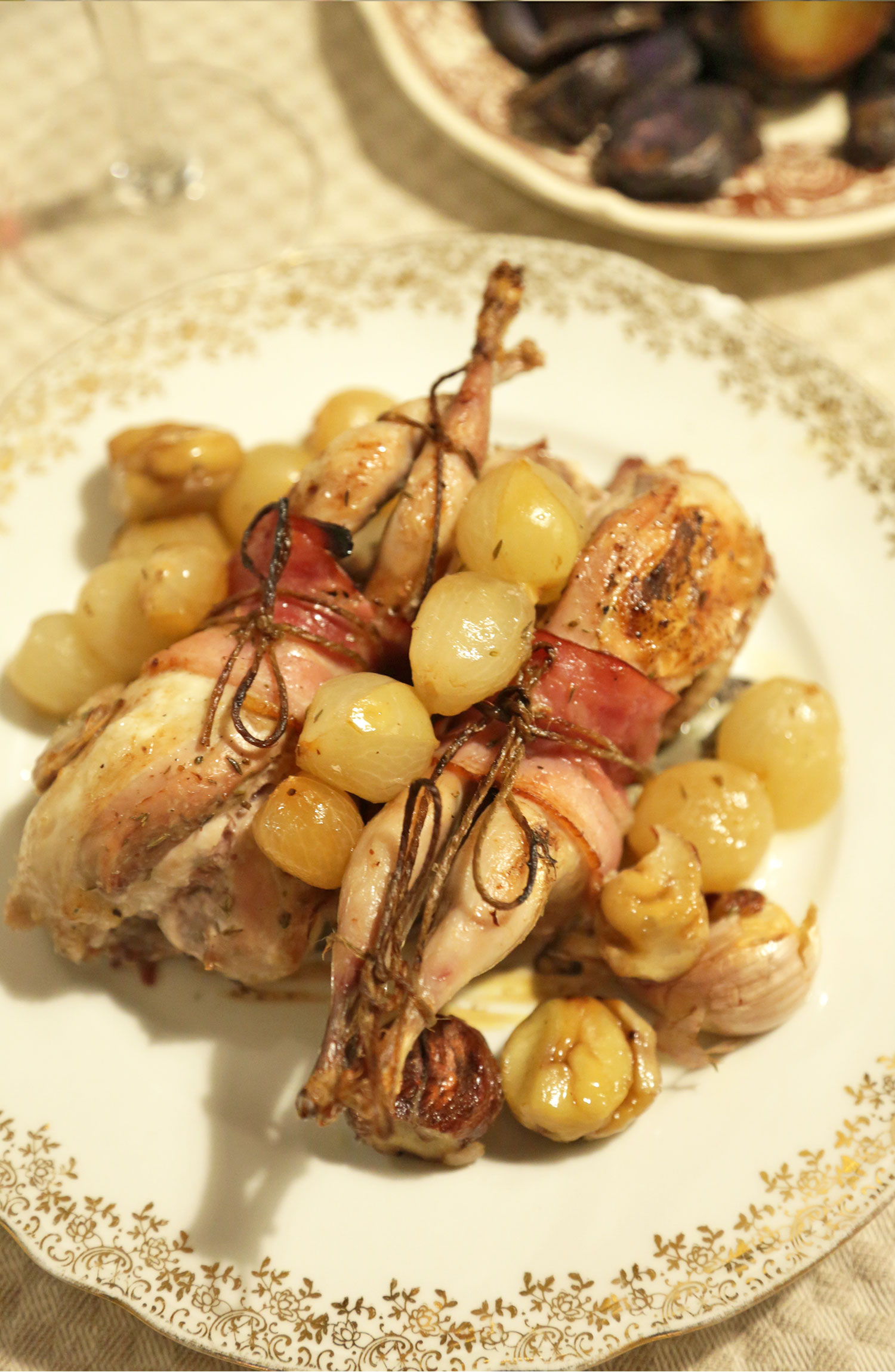 CODORNICES ASADAS CON TOCINO, UVAS Y CASTAÑAS / 40 MIN | cocottes